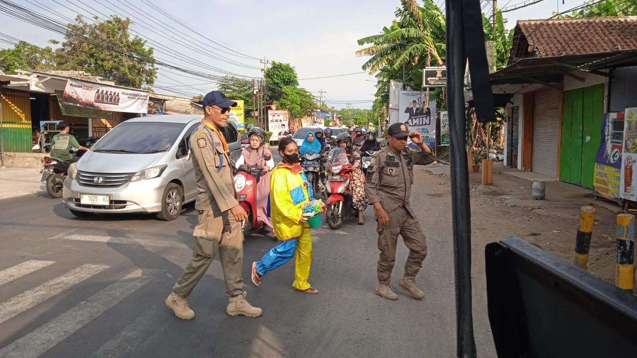 Satpol PP Jember Tertibkan Badut dan Manusia Silver - RRI.co.id