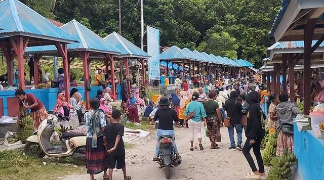 Pasar Lola Alor Dipadati Pengunjung Masa Libur Lebaran - RRI.co.id
