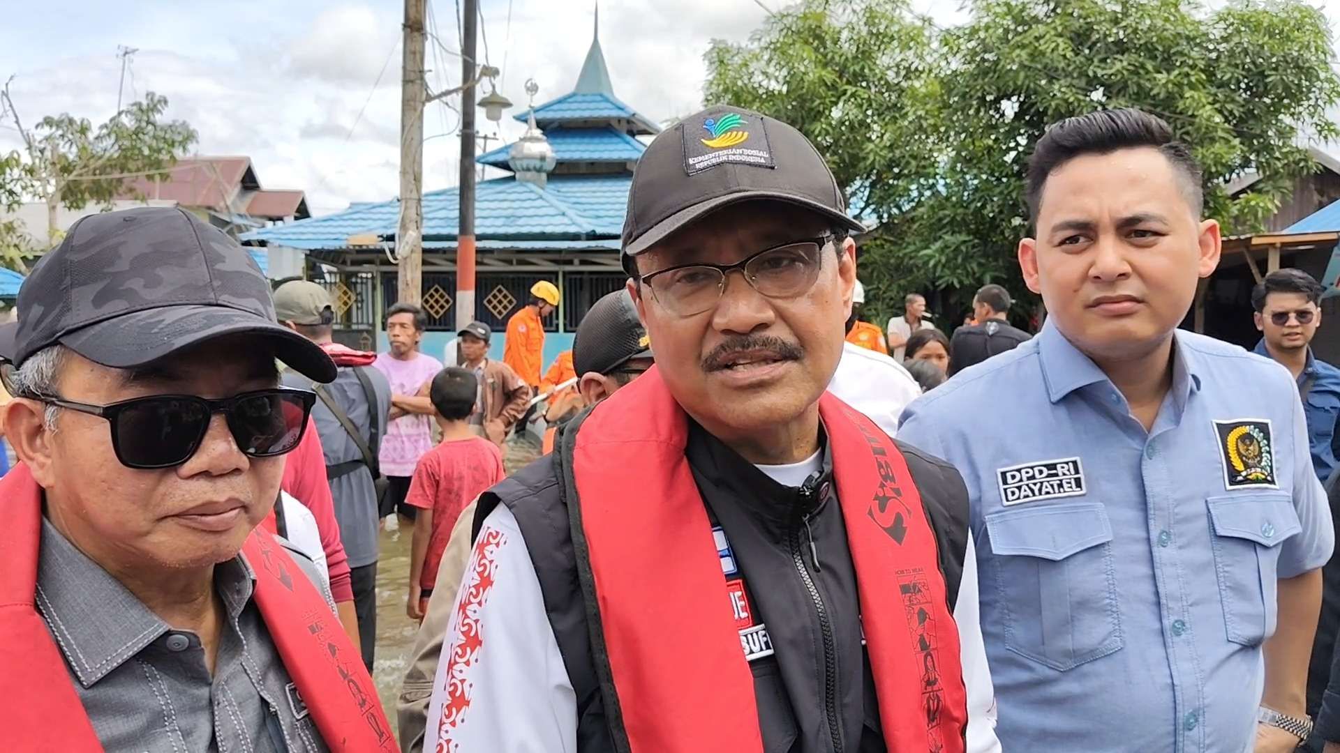 Tinjau Banjir Sungai Tabuk, Mensos Siapkan Bantuan Korban - RRI.co.id