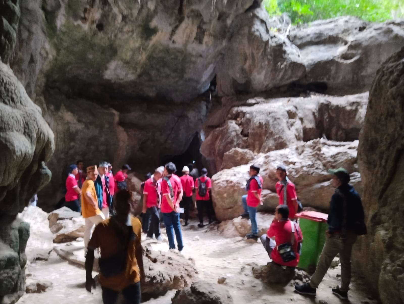 Gua Batu Cermin: Destinasi Wisata Unik dan Menarik di Labuan Bajo - RRI ...