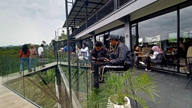 Pinus Sewu, Panorama Semeru yang Menenangkan - RRI.co.id