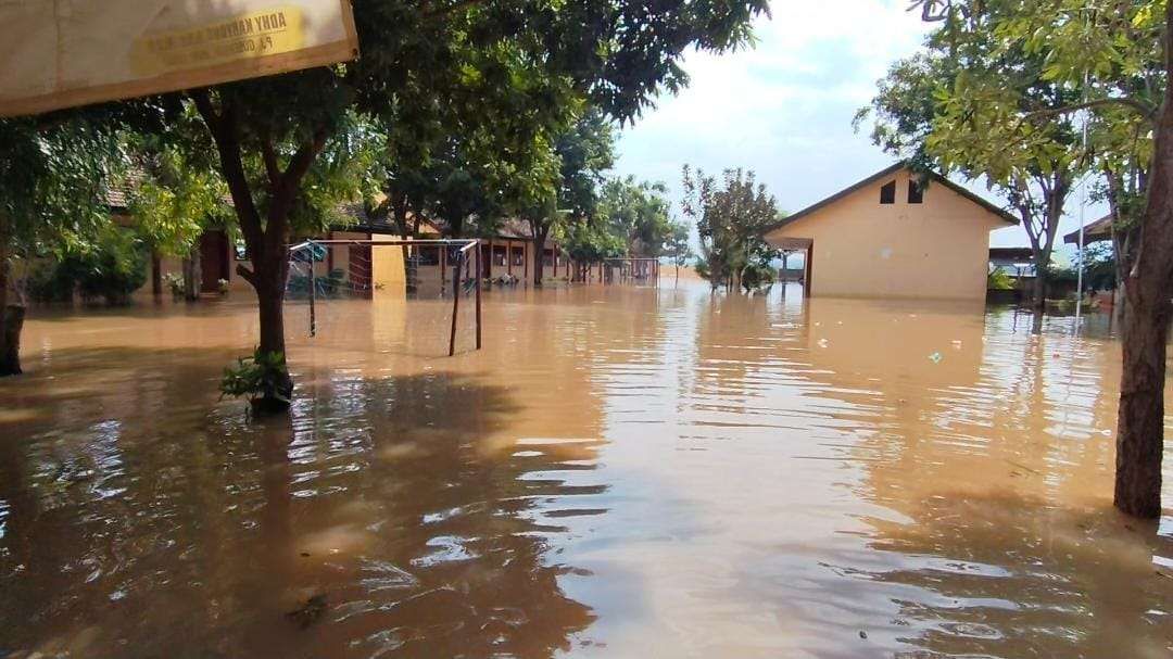 SMKN 1 Kendit Terendam Air Hingga Ketinggian Dua Meter - RRI.co.id