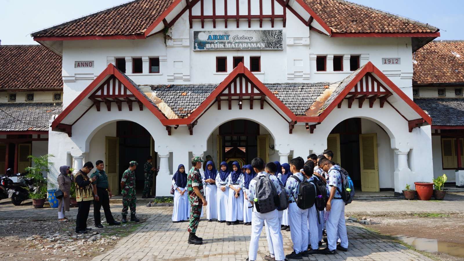 Kasiter Rem 081/DSJ Kenalkan Cagar Budaya Bosbow kepada Pelajar - RRI.co.id
