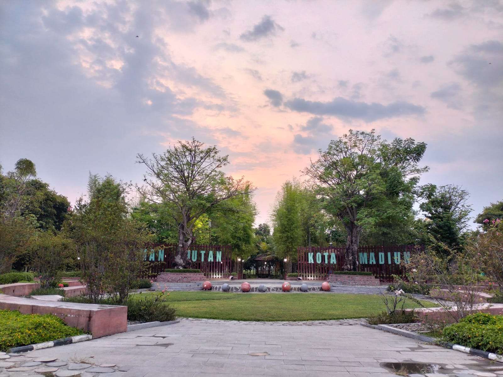 Taman Hutan Kota Madiun, Wisata Lokal Favorit Keluarga - RRI.co.id