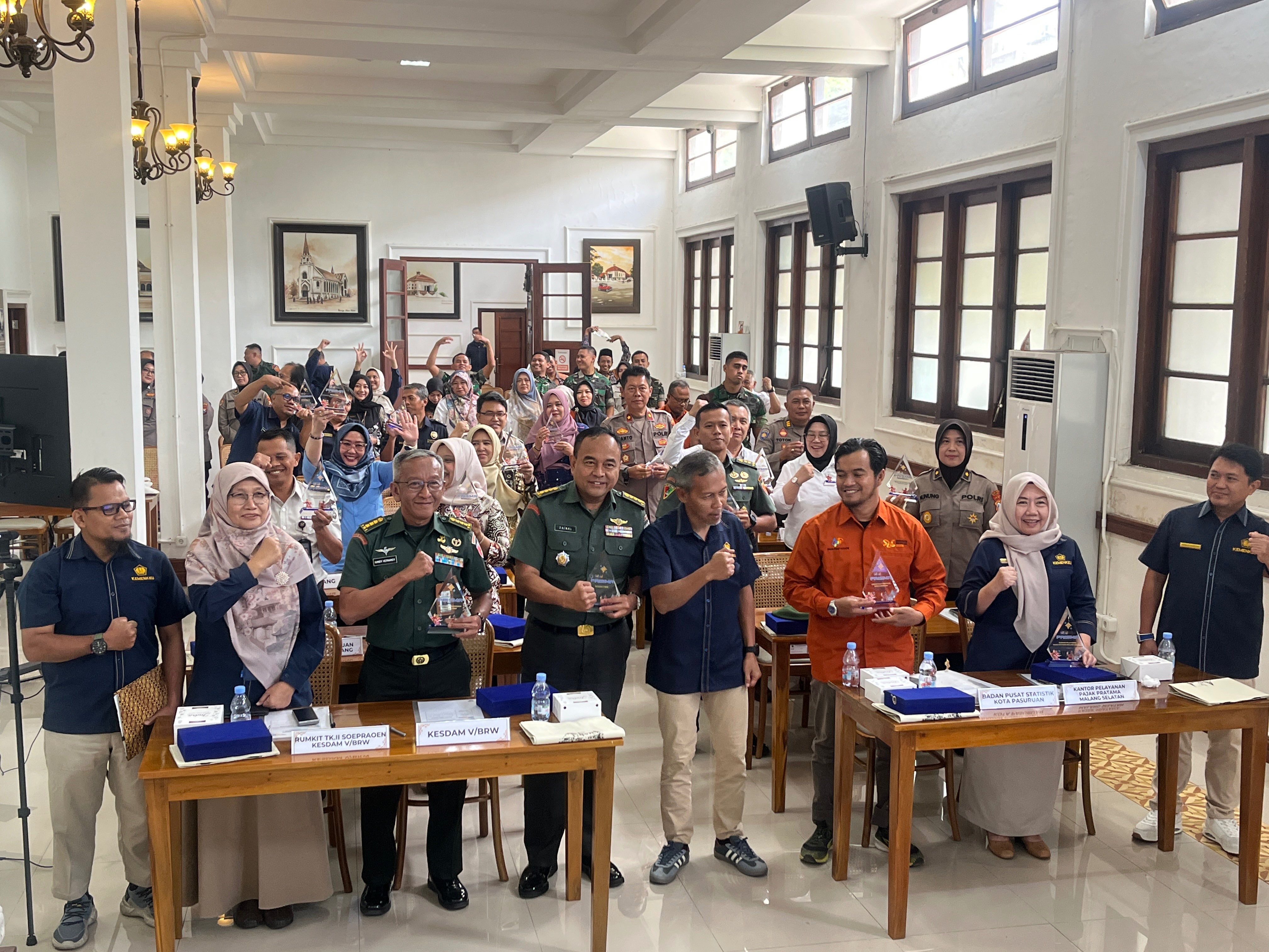 KPPN Malang Beri Penghargaan PRISMA Satker Berkinerja Terbaik - RRI.co.id