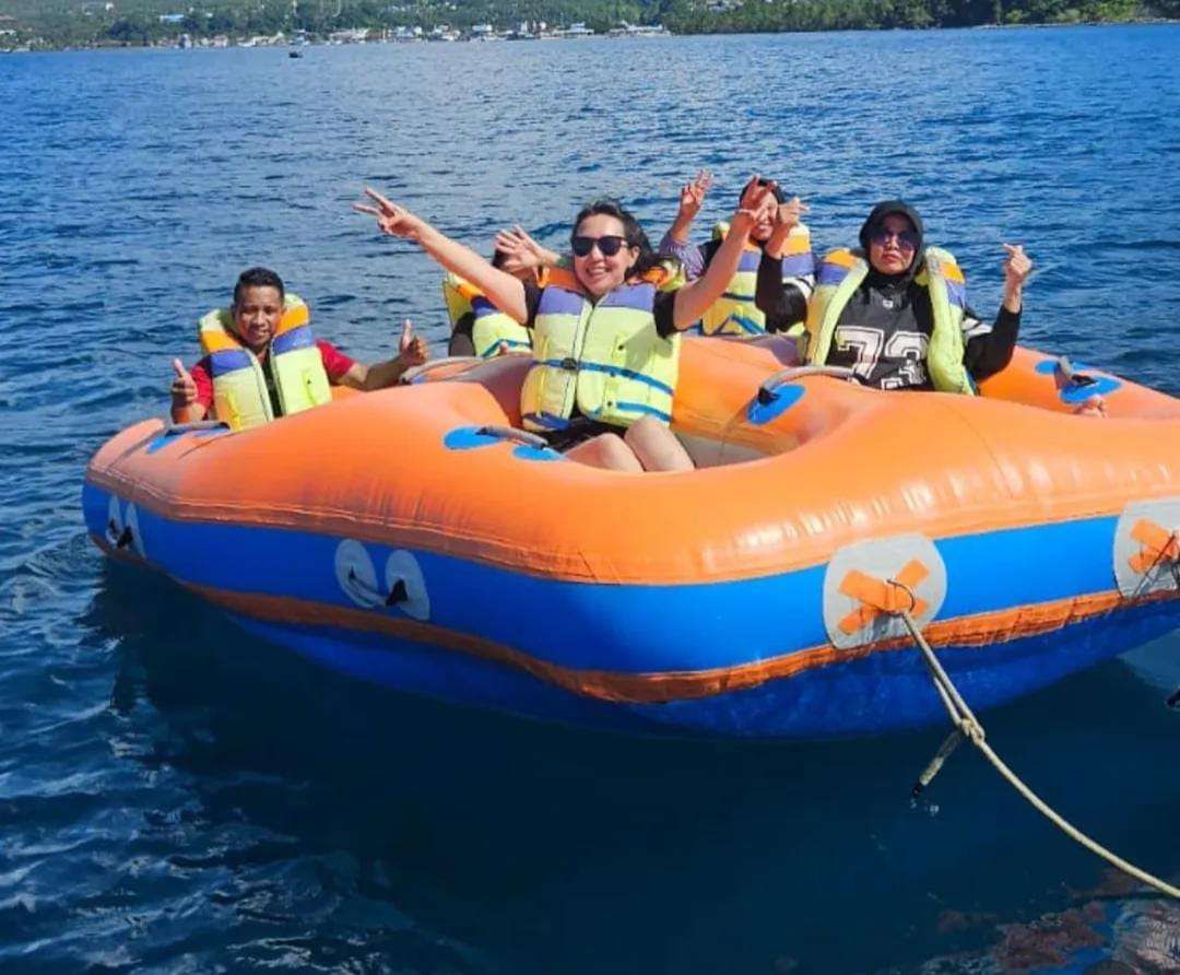 Serunya Wahana Donat Boat di Pantai Tanjung Karang - RRI.co.id