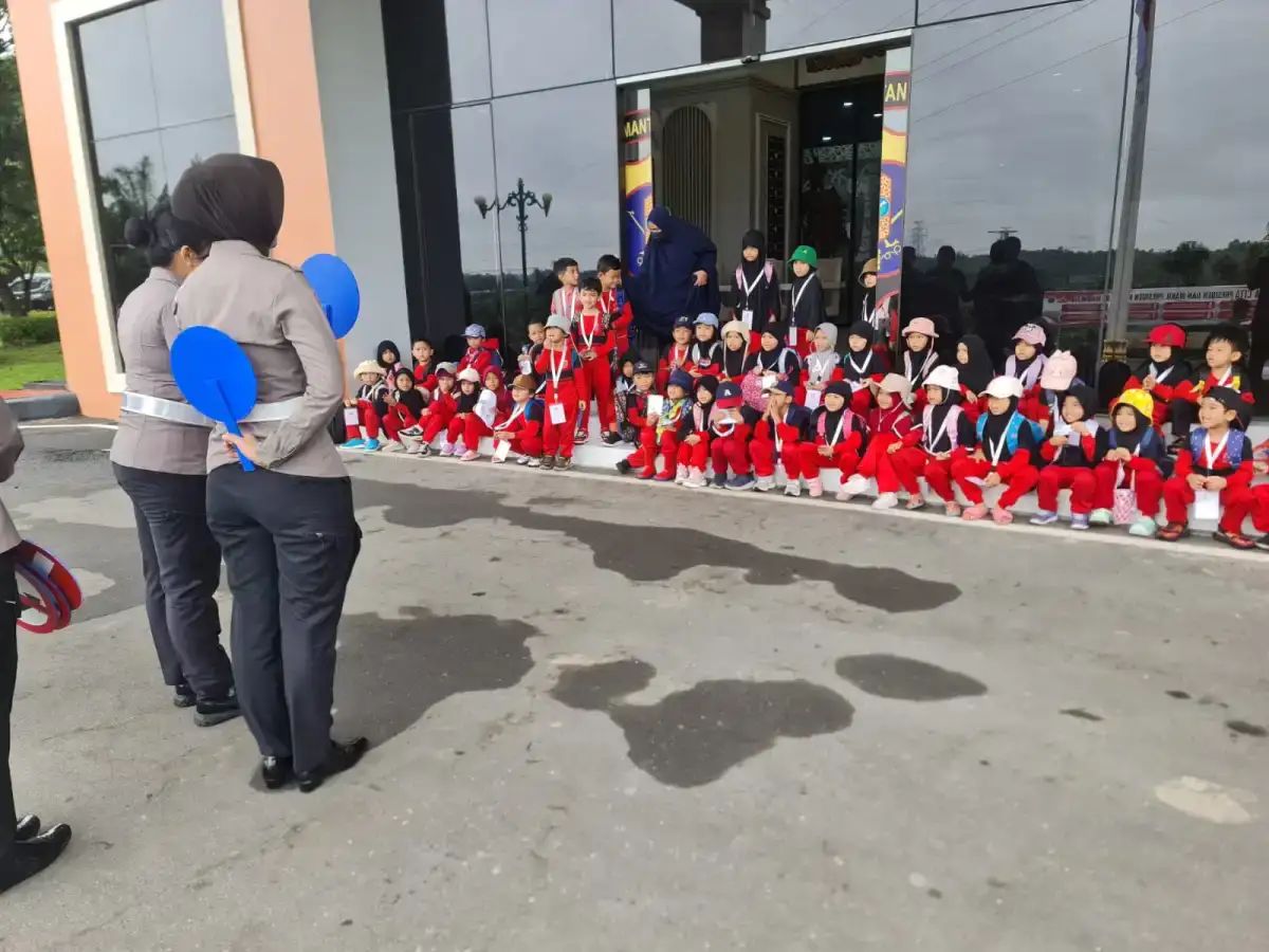 TK Mufid Islamic School Balikpapan Kunjungi Polda Kaltim - RRI.co.id