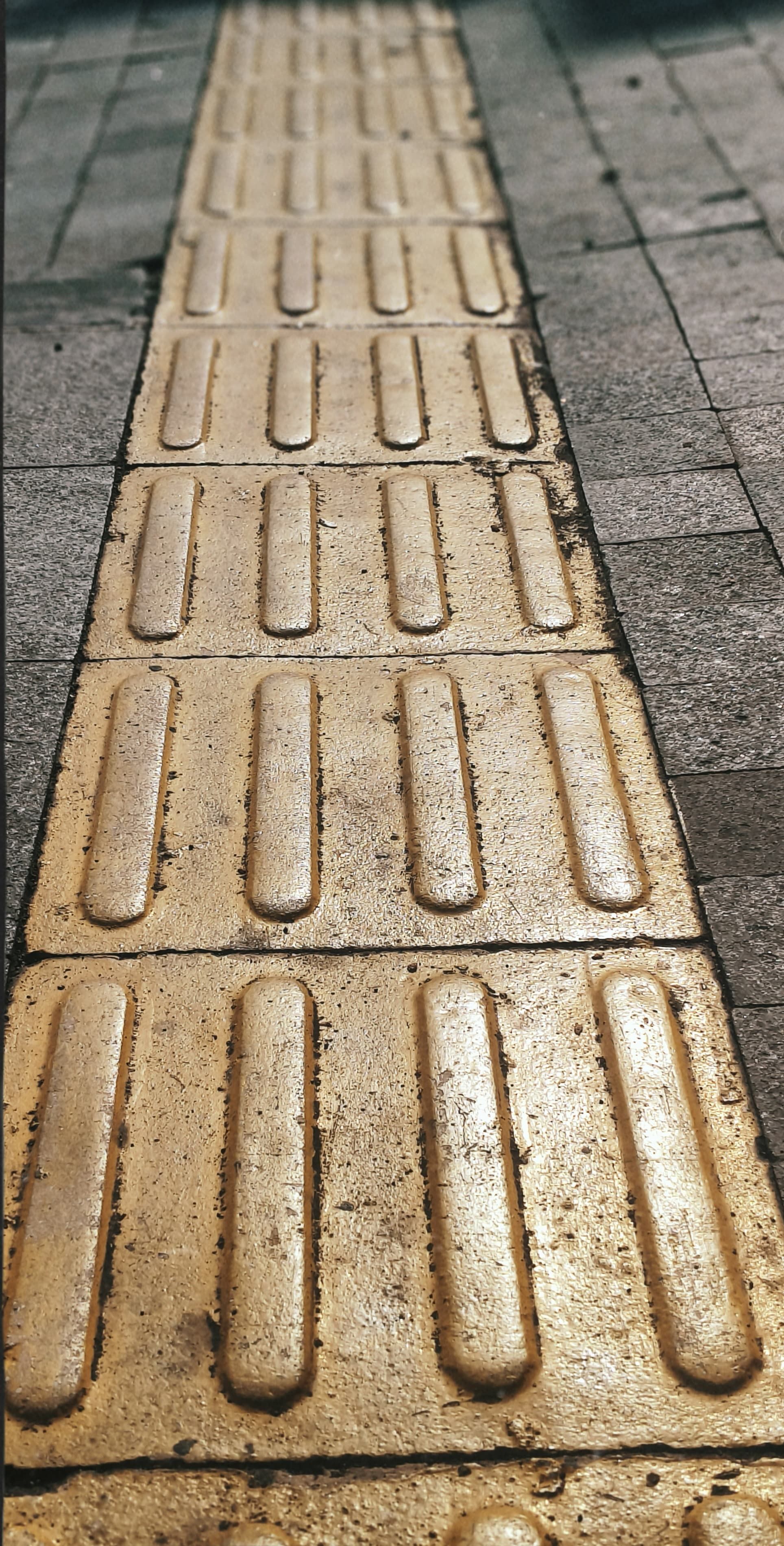 Guiding Block Bagi Disabilitas Tunanetra - RRI.co.id
