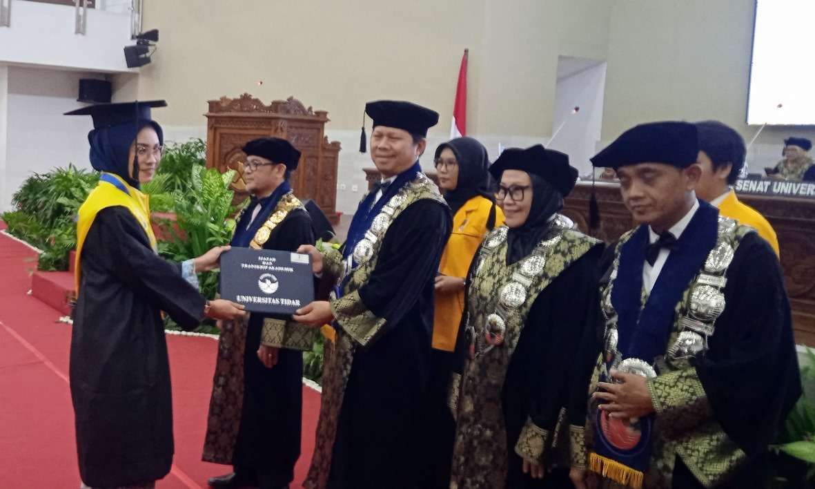 Wisuda Sarjana Untidar, 2 Wisudawan Raih Predikat Summacumlaude - RRI.co.id