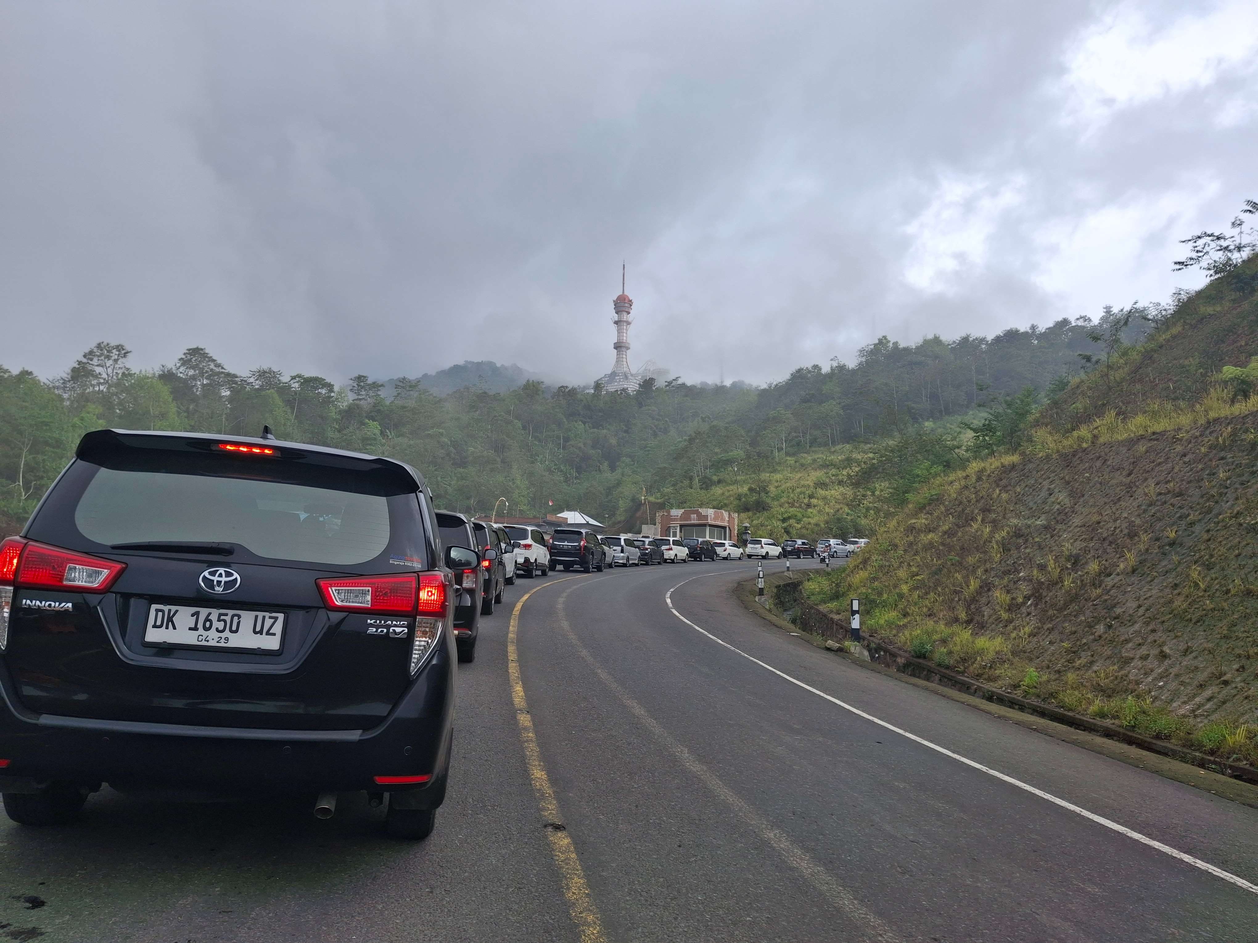 Umanis Galungan, Jalur Puncak Bedugul Macet - RRI.co.id