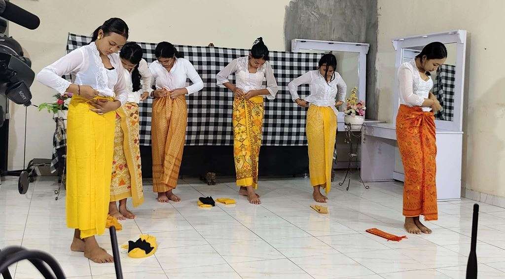 Tata Berbusana Adat Bali ke Pura untuk Wanita - RRI.co.id