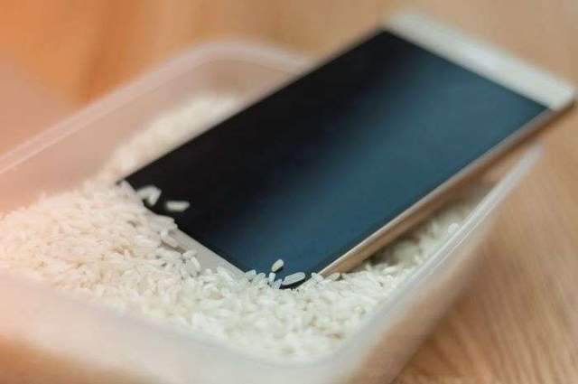 Benarkah Beras Bisa Mengeringkan Handphone yang Basah? - RRI.co.id