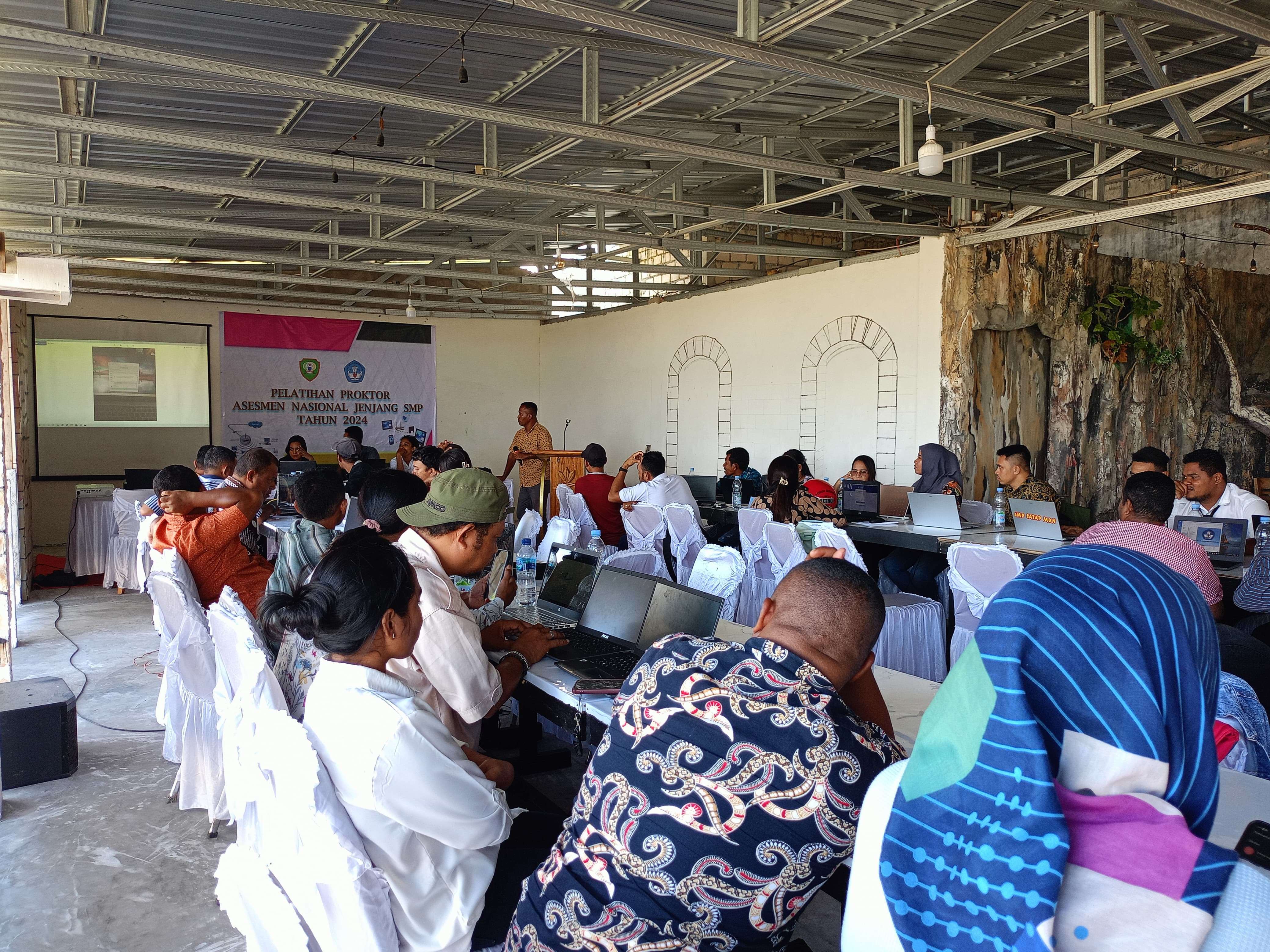 49 Proktor SMP Se-Malra Ikuti Pelatihan Asesmena Nasional - RRI.co.id